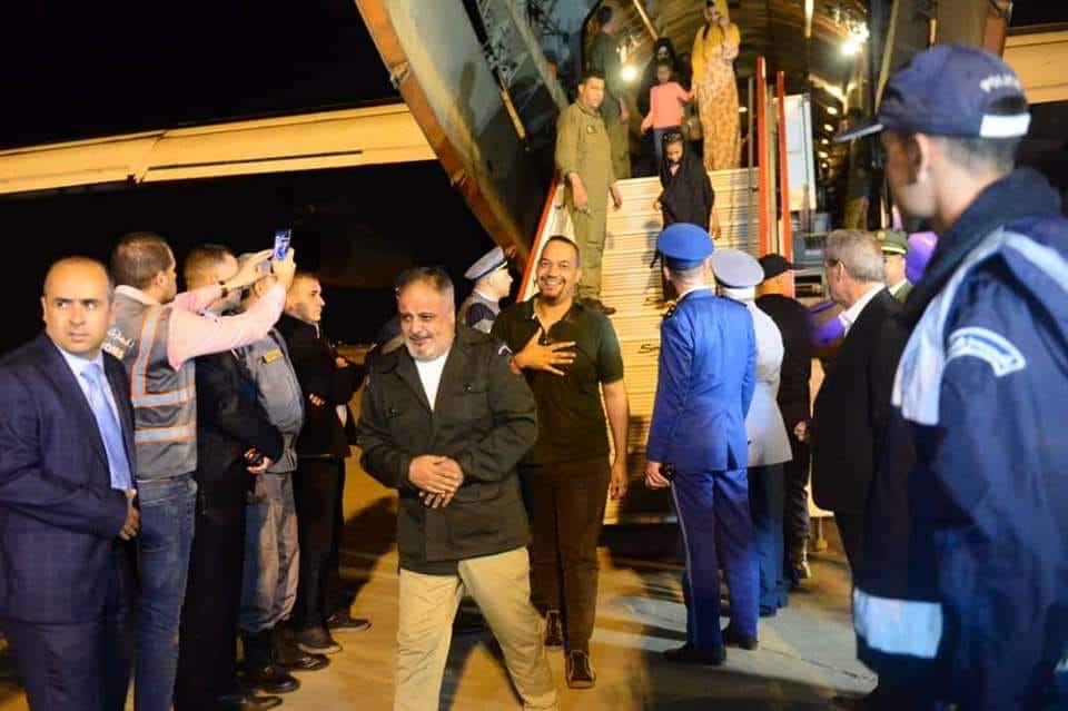 Arrivée au pays des ressortissants algériens évacués du Soudan Arrivée au pays des ressortissants algériens évacués du Soudan